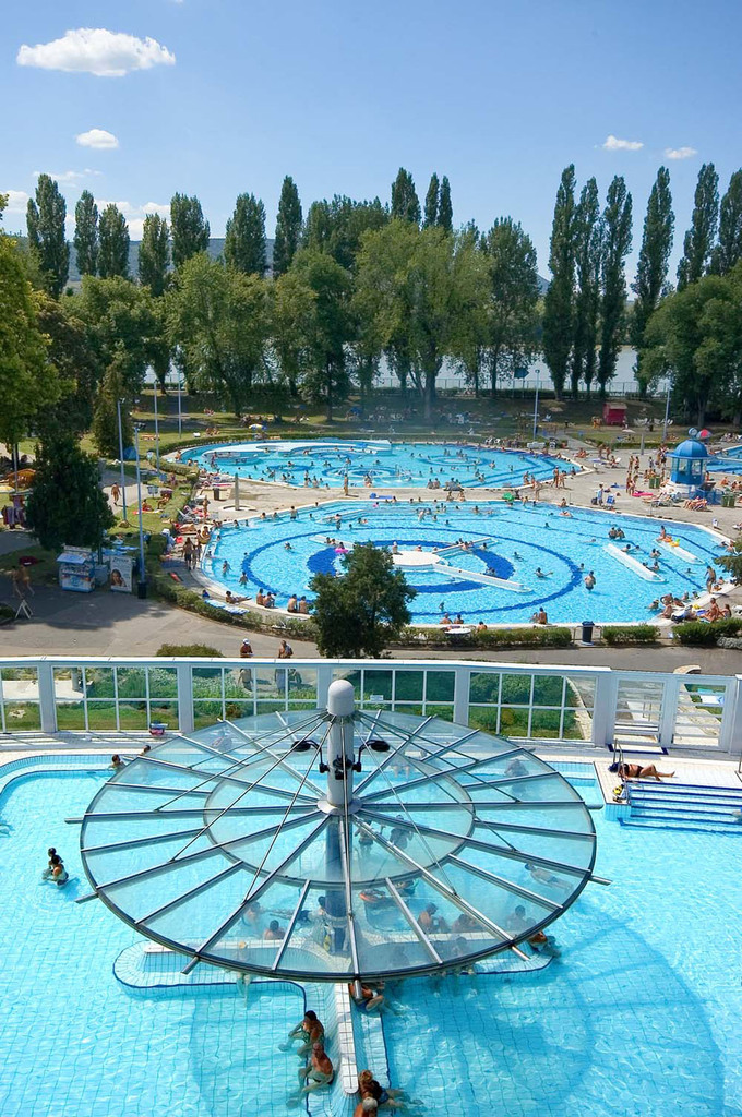 A Top12 pénztárcabarát strand Budapest és a Balaton területén
