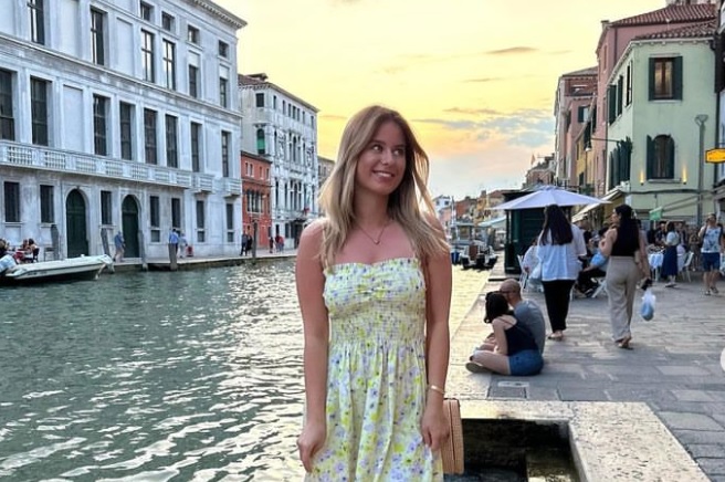 Ilyen gyönyörű ruhát vett fel Forstner Csenge Olaszországban | Középsuli.hu